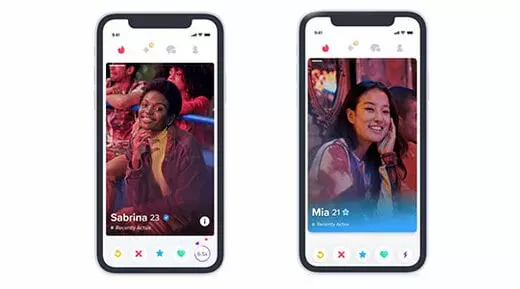 Tinder profyl siden op twa smartphones showing boosts en super like funksje