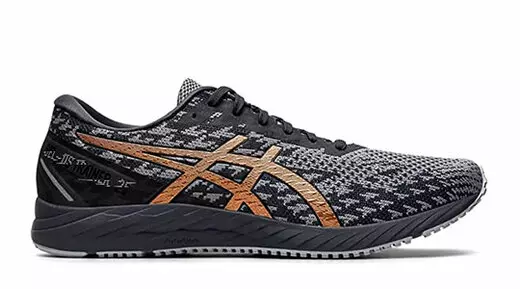 Black and gold Asics DS Trainer 25 Akpụkpọ ụkwụ