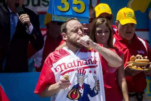 Joey “Jaws” Chestnut na-edobe ndekọ na-eri nkịta na-ekpo ọkụ 63735_1