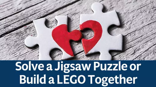 Kusindikiza pamtima pa zidutswa za puzzles zoyikidwa pamatabwa