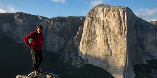 Alex Honnold bo-op Lower Cathedral met El Capitan in die agtergrond, in Yosemite Nasionale Park, Kalifornië