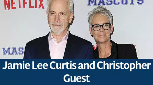 Jamie Lee Curtis ແລະ Christopher Guest ຢູ່ທາງຫນ້າຂອງ Netflix ແລະ Mascot wall