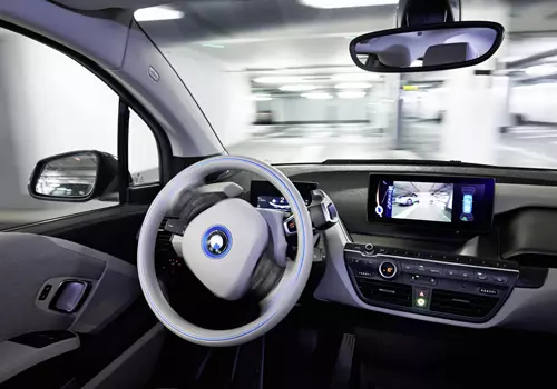 BMW автомашины зогсоолын зайнаас удирддаг туслахаа танилцууллаа 67261_1