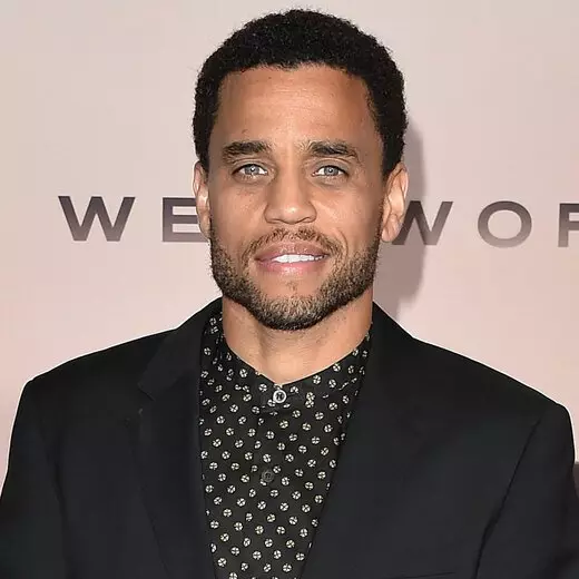 Aktè Michael Ealy mete yon kostim nwa.