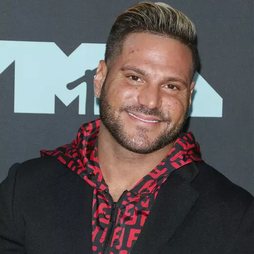 Reyalite zetwal televizyon Ronnie Ortiz-Magro mete yon jakèt wouj ak yon blazer nwa.