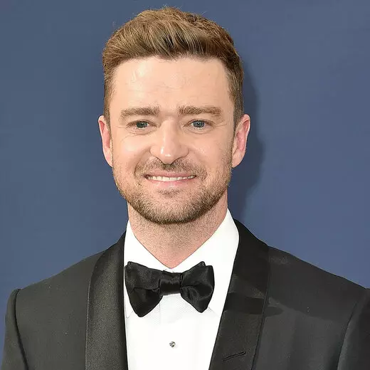 Cantor Justin Timberlake vestindo um smoking preto e gravata borboleta.