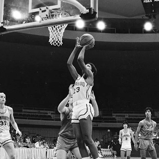 Barack Obama menembak bola semasa bermain sebagai pengawal untuk pasukan bola keranjang Sekolah Punahou juara negeri, Hawaii, 1979.