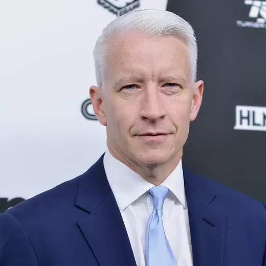 Tir ta’ ras Anderson Cooper fejn il-ġurnalist għandu moxt fuq hairstyle.