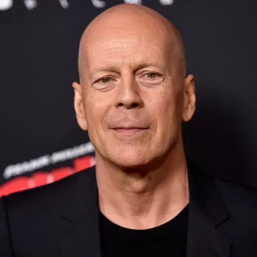 ການຖ່າຍຮູບຫົວຂອງ Bruce Willis ບ່ອນທີ່ນັກສະແດງມີຊົງຜົມຫົວລ້ານ.