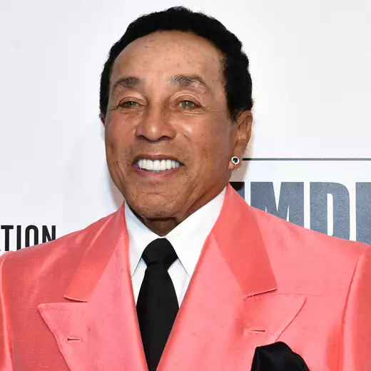 Smokey Robinson's headshot fejn il-kantant għandu line up hairstyle.