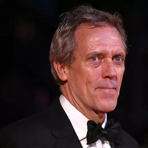 Headshot ta 'Hugh Laurie fejn l-attur għandu saff hairstyle messy cut.