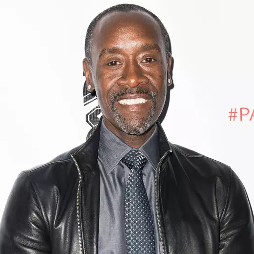 Don Cheadle 的爆頭，演員的髮型剪得很短。