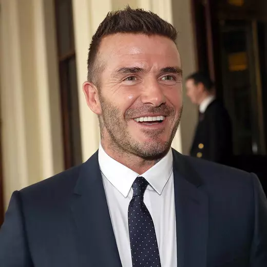 Hoton kai na David Beckham inda dan wasan ke da wani bangare na salon gyara gashi.