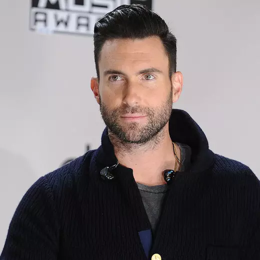 Hoton kai na Adam Levine inda mawakiyar ke da slick back pompadour tare da aski na gefe.