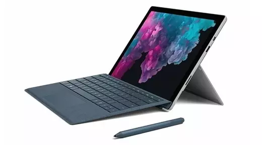 Microsoft Surface Pro 6 afgebeeld met Type Cover en Surface Pen