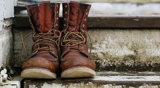 Red Wing-Stiefel auf der Treppe