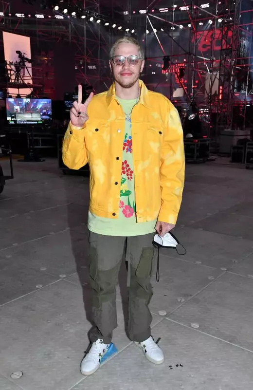 Si Pete Davidson mitambong sa Triller Fight Club nga nagsul-ob og yellow nga jacket ug dark green nga pantalon