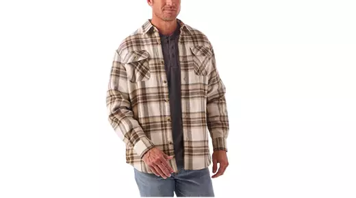 veste chemise sherpa wrangler sur le modèle masculin