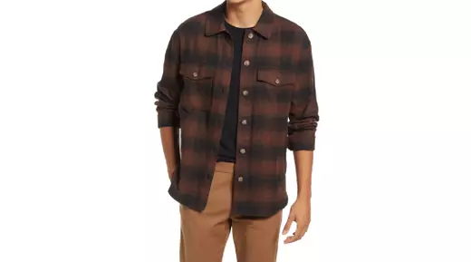 madewell gelston plaid shirt jekete pa chitsanzo chachimuna mu malaya akuda ndi mathalauza a khaki