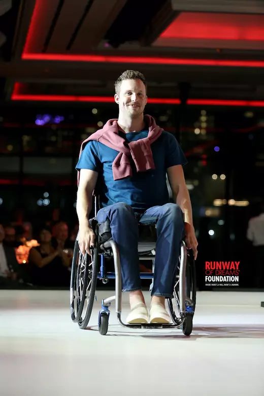 Carson Tueller na pista da NYFW en cadeira de rodas